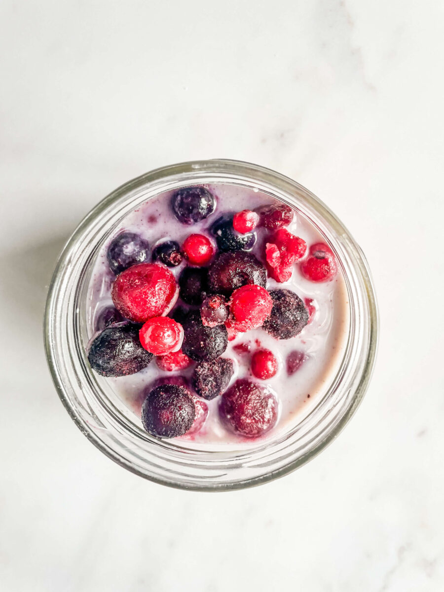 Overnight Oats with Frozen Berries Recipe - Freezer Foodie